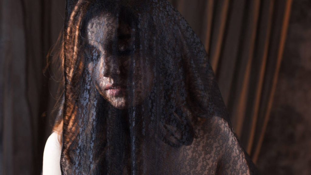 Color negro que significa: simbolismo y emociones profundas