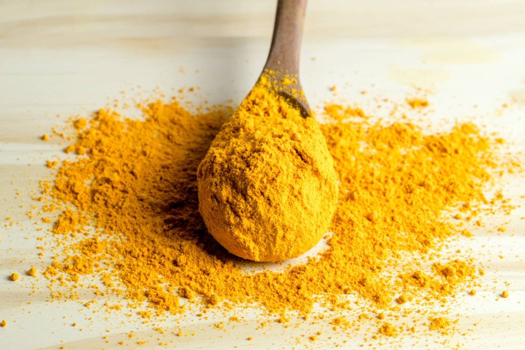 Condimento que da color amarillo: beneficios y usos en la cocina