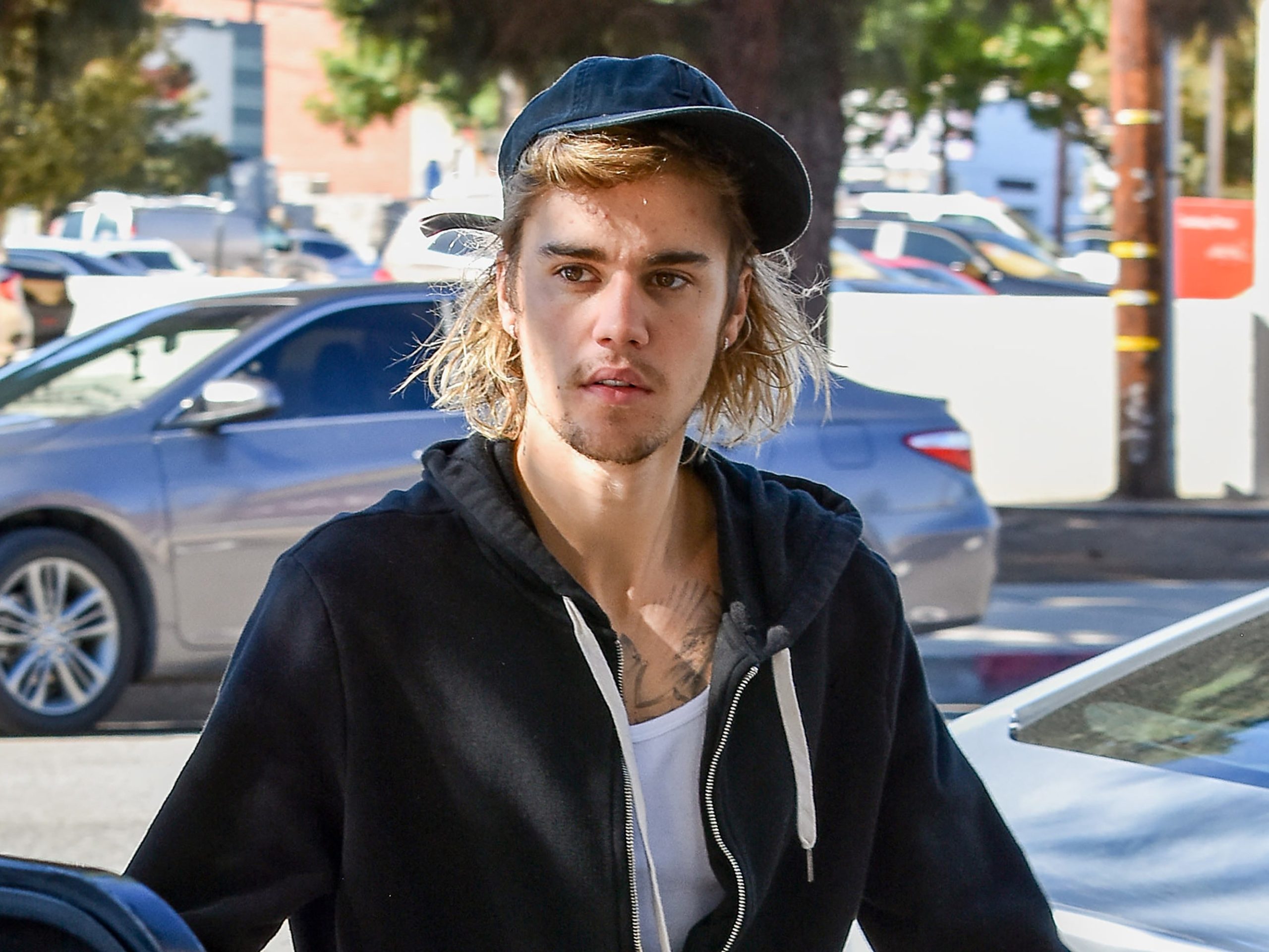 ¿Cuál es el color de pelo de Justin Bieber en 2025?